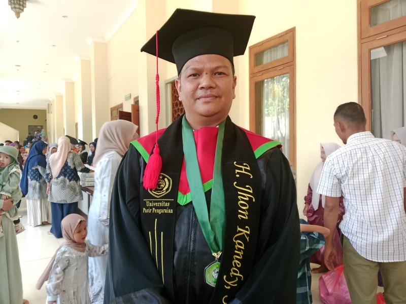 Wisuda Ke-XXII UPP, H. Jhon Kanedy Resmi Sandang Gelar Sarjana Hukum