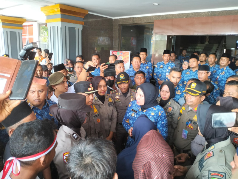 Terima Keluhan Warga Perkara Sengketa Lahan dengan PT RPI, Bupati Rezita Akan Surati Kementerian LHK