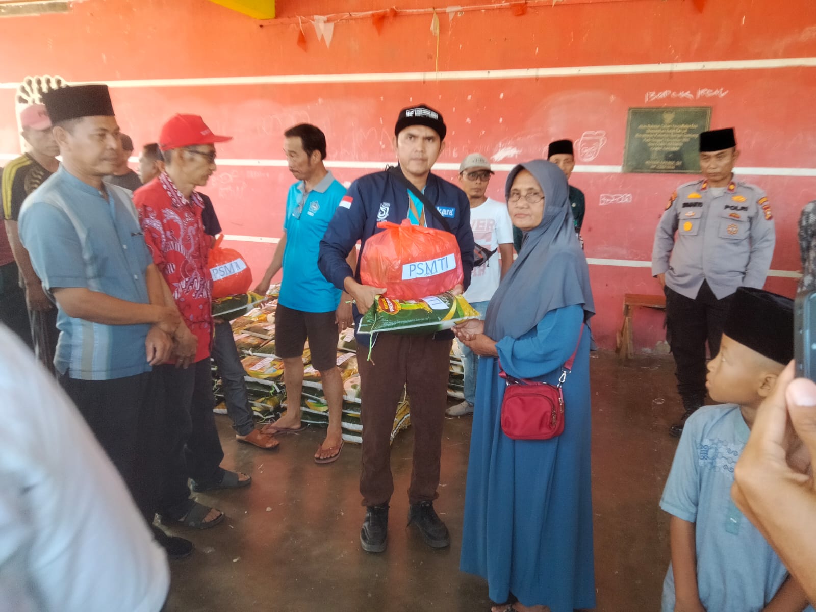 PSMTI Kateman Bersama PT. Sambu Grup Salurkan 300 Paket Sembako untuk ...